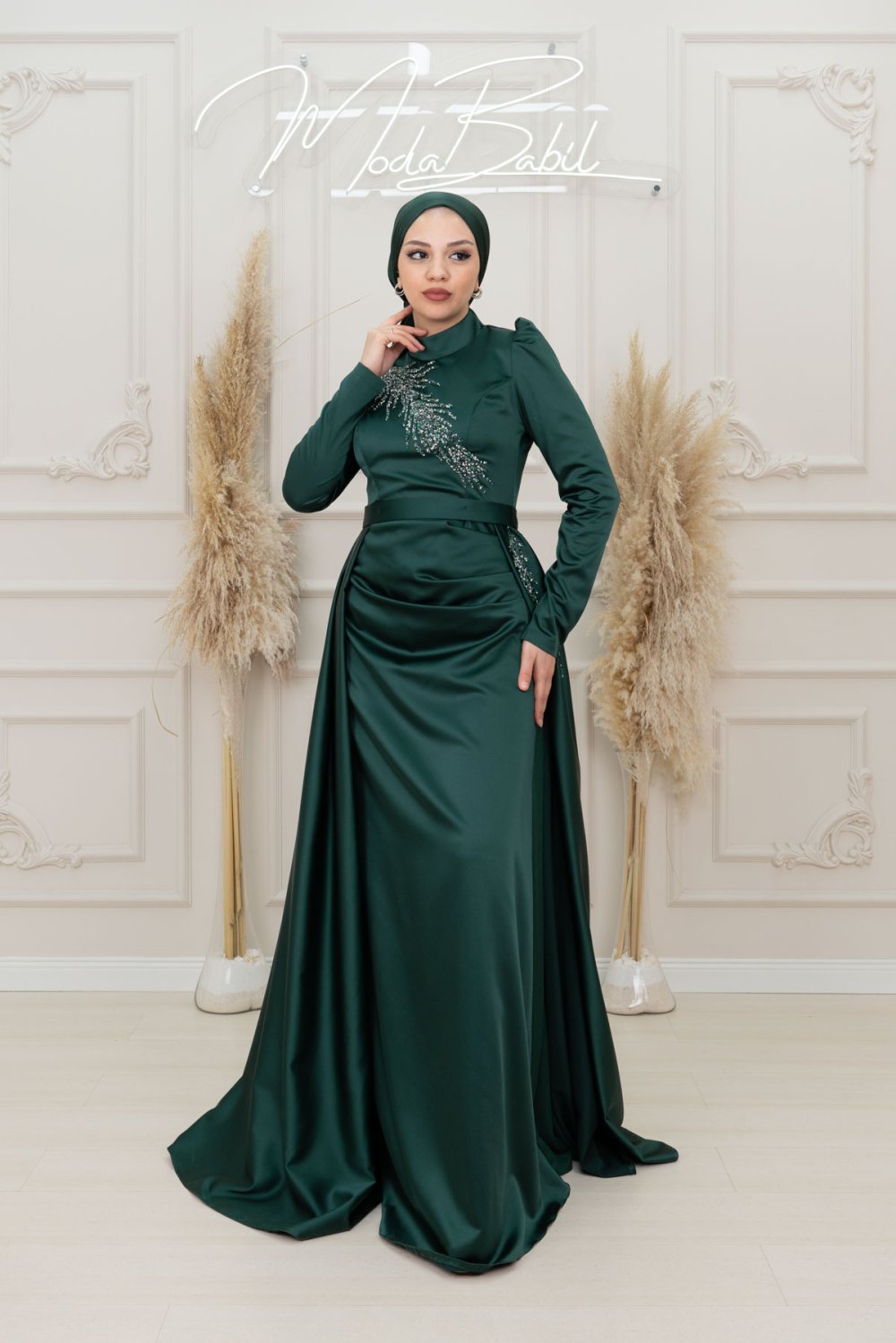 Esen Taş Detay Pelerinli Saten Tesettür Kalem Abiye Zümrüt Modelleri En ...